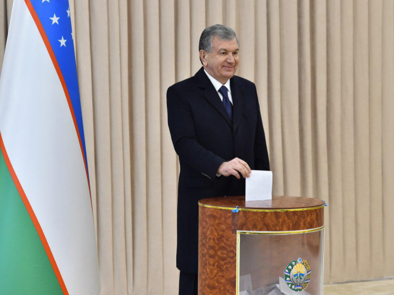 Shavkat Mirziyoyev oilasi bilan birgalikda saylovda ovoz berdi – foto | Qalampir.uz