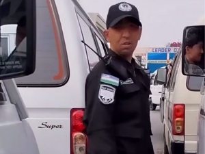 Milliy gvardiya kiyimidagi ruhiy nosog‘lom erkak fuqarolar bilan ...