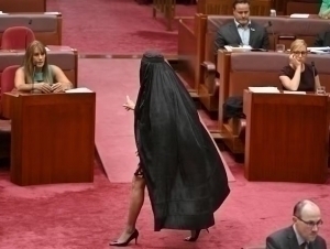 Avstraliyada burqani “hurmatsiz” tarzda kiygan senator lavozimidan ...