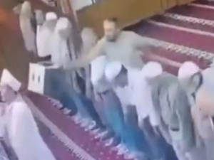 Namoz vaqtida imomning boshiga stul bilan urgan erkak jinnixonaga ...